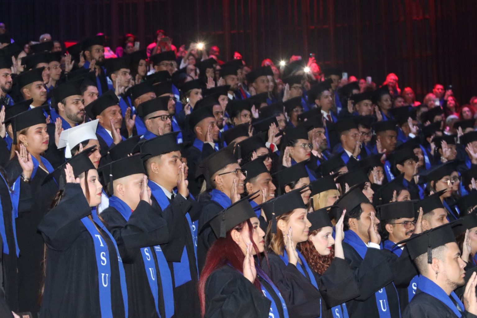 Egresados 186 profesionales del Complejo Educativo «Dr. Raúl Quero ...